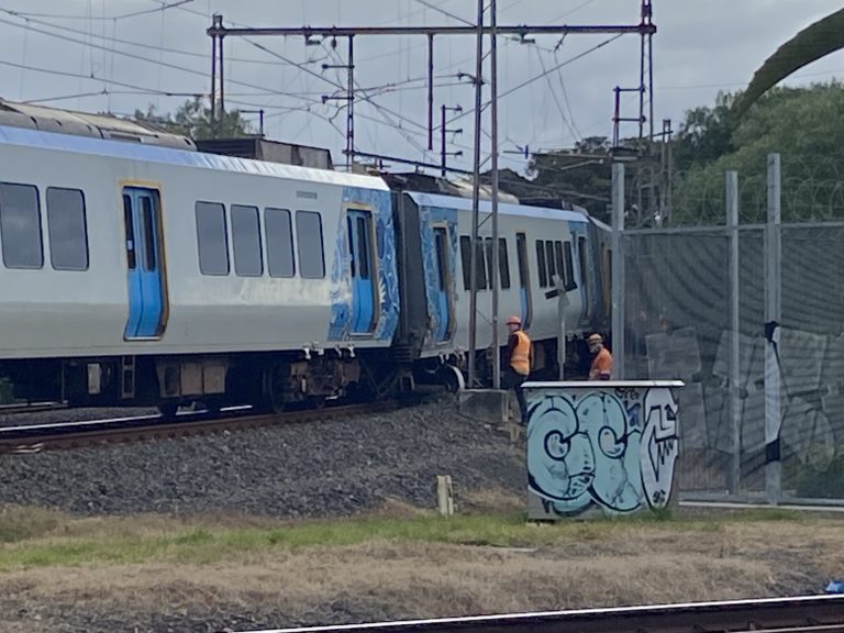 Train derails at Clifton Hill closing the Hurstbridge and Mernda Lines - VicNews