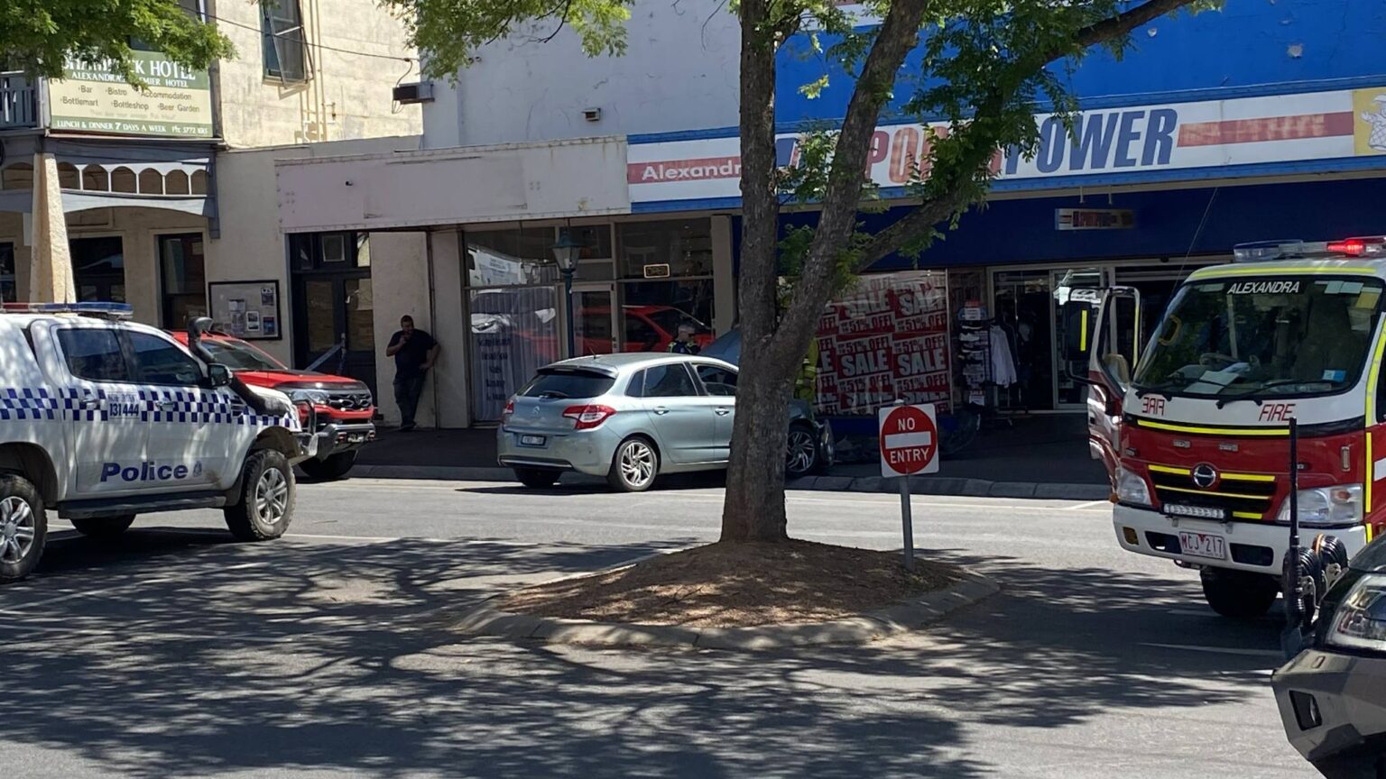 Car crashes into Alexandra shops - VicNews